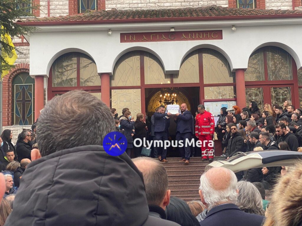 Κηδεία Αθηνάς: Λύγισαν οι συγγενείς - Σε λευκό φέρετρο η 34χρονη μητέρα ...
