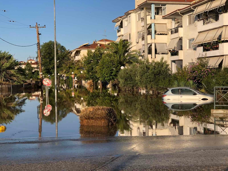 Στη λάσπη και η Λάρισα: Εκκενώνονται τρία χωριά - Έσπασαν αναχώματα για ...