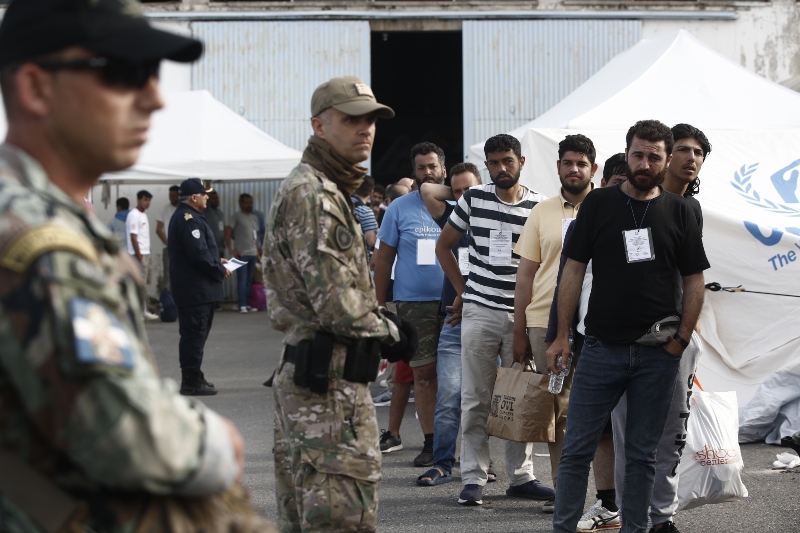 Σπαρακτικές εικόνες στη δομή της Μαλακάσας - Αδέρφια συναντιούνται για ...