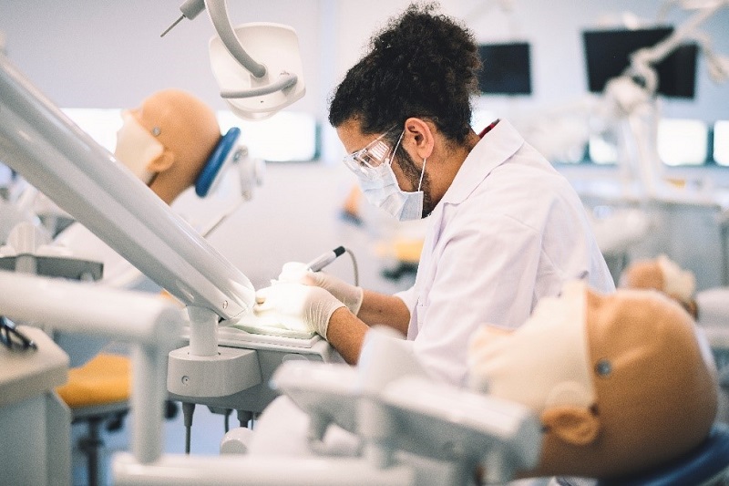 H πρώτη πανεπιστημιακή οδοντιατρική κλινική στο Ευρωπαϊκό Πανεπιστήμιο ...