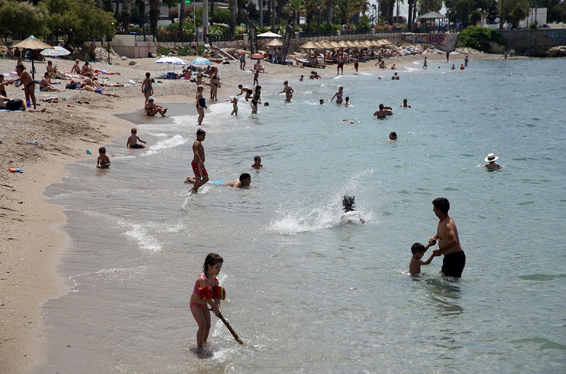 Όλοι θάλασσα: Γέμισαν οι παραλίες, εικόνες από όλη τη χώρα - Η ...