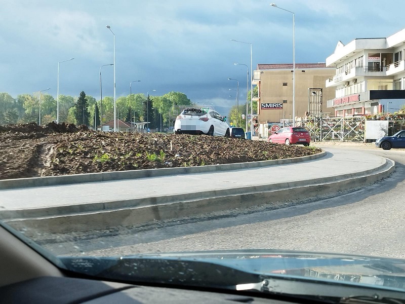 Απίστευτο παρκάρισμα Γιάννενα: Παράτησε το αμάξι σε κυκλικό κόμβο (εικόνες)