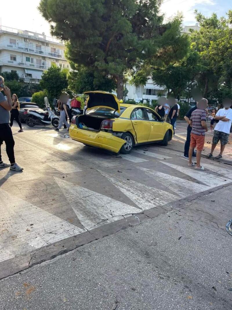 Σφοδρό τροχαίο στη Γλυφάδα: Αυτοκίνητο μπήκε σε πάρκο αφού τράκαρε με 3 ...