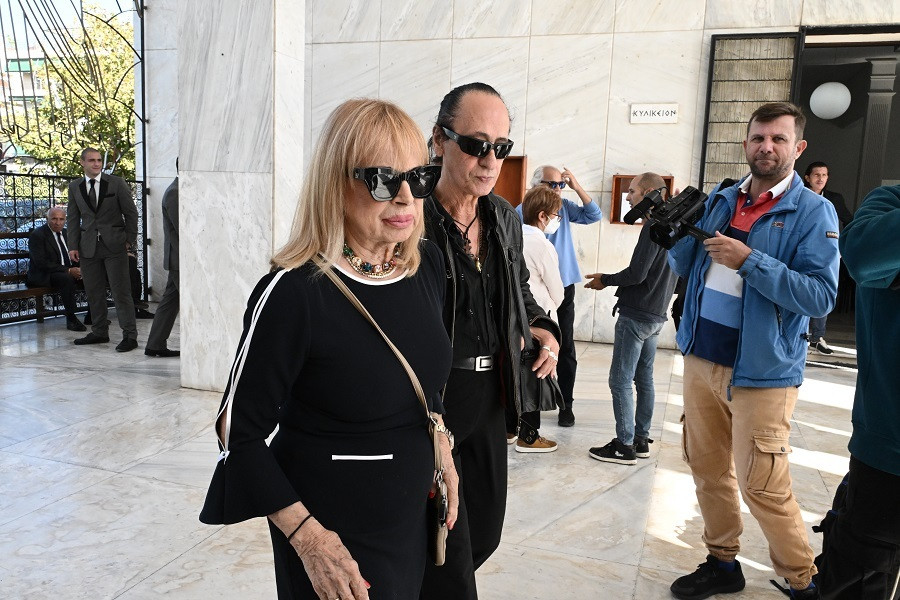 «Ήρθαμε σε γιορτή»: Φωτογραφίες από την κηδεία του ηθοποιού Σπύρου Φωκά