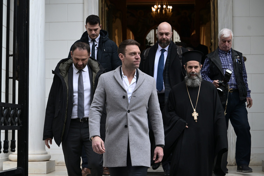 Ιερώνυμος - Κασσελάκης: Ένα βιβλίο, τσίπουρο και μέλι του δώρισε ο ...