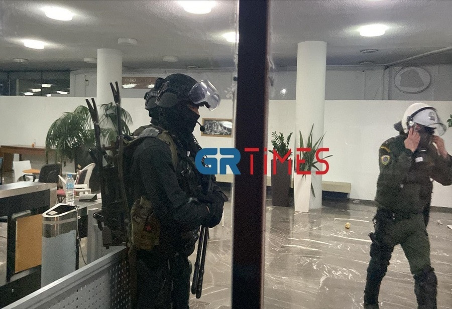 Κατάληψη ΑΠΘ: Εισβολή των ΜΑΤ για εκκένωση της Πρυτανείας (φωτογραφίες ...