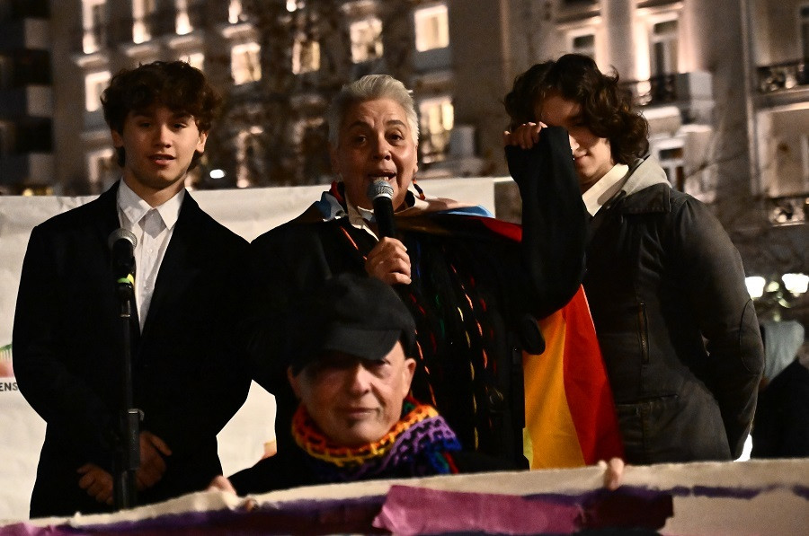 «Γιορτή» μέσα και έξω από τη Βουλή: Πανηγυρισμοί για το ν/σ για τα ...