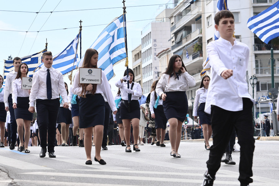 25η Μαρτίου: Εικόνες από τη μαθητική παρέλαση στο κέντρο της Αθήνας