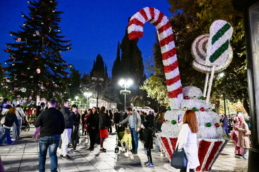 Η Αθήνα «φόρεσε» τα γιορτινά της - Φωταγωγήθηκε το χριστουγεννιάτικο ...