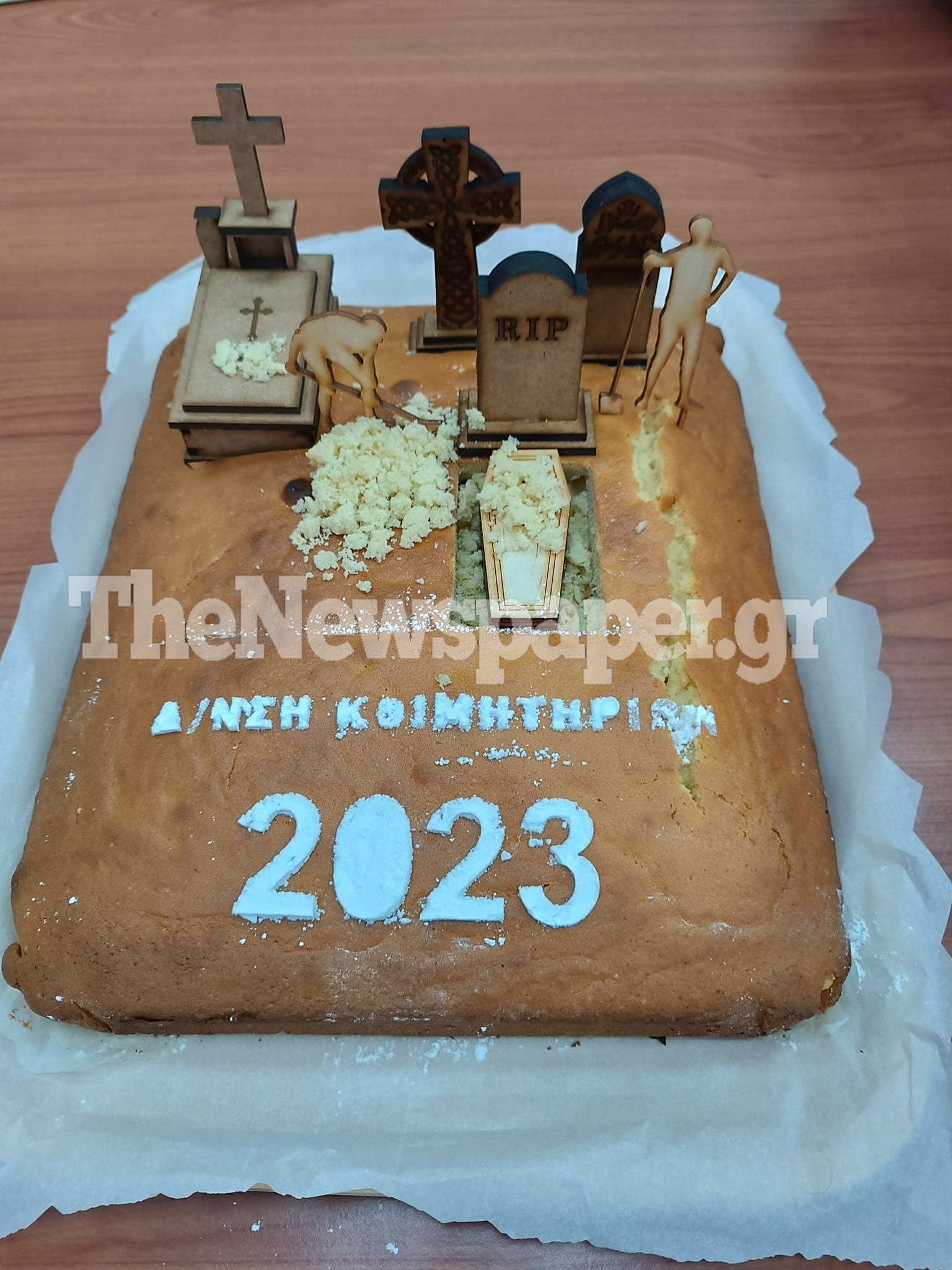 Μια... πρωτότυπη βασιλόπιτα στο Κοιμητήριο του Βόλου έγινε viral | Το ...