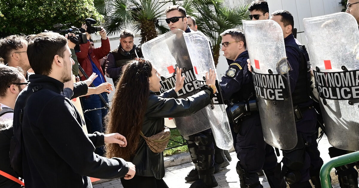 Δίκη 12χρονης: Επεισόδια έξω από το Δικαστήριο - Σε λίγη ώρα η απόφαση ...