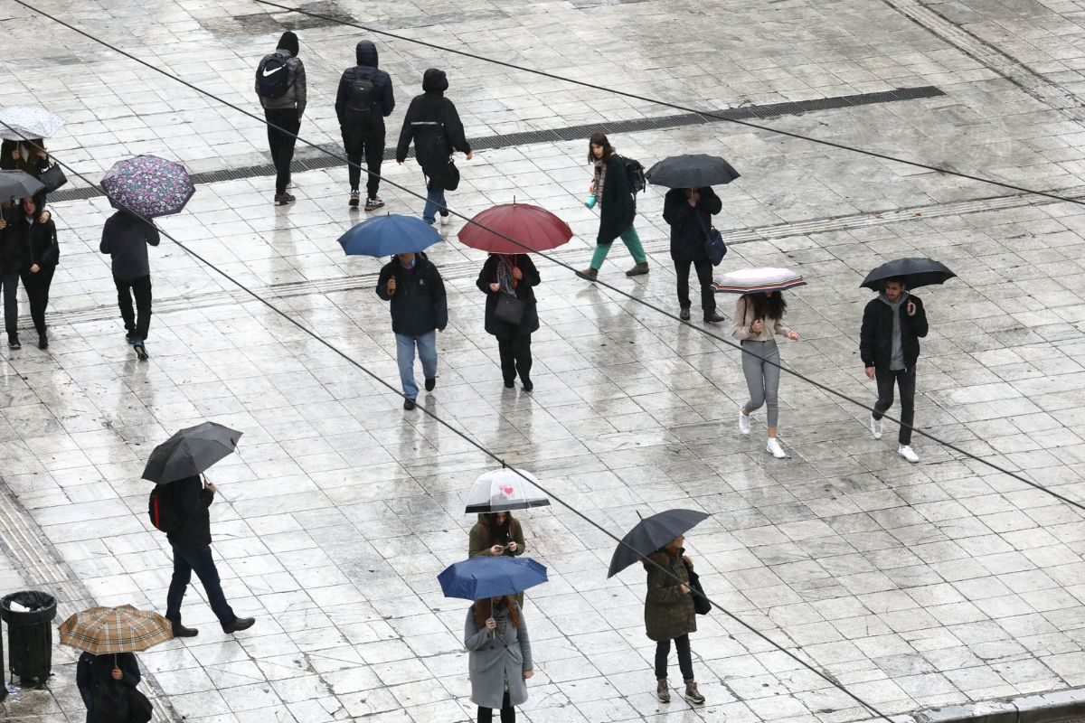 Βροχές και χιόνια σήμερα: Πού θα χιονίσει - Τι καιρό θα κάνει στην Αθήνα