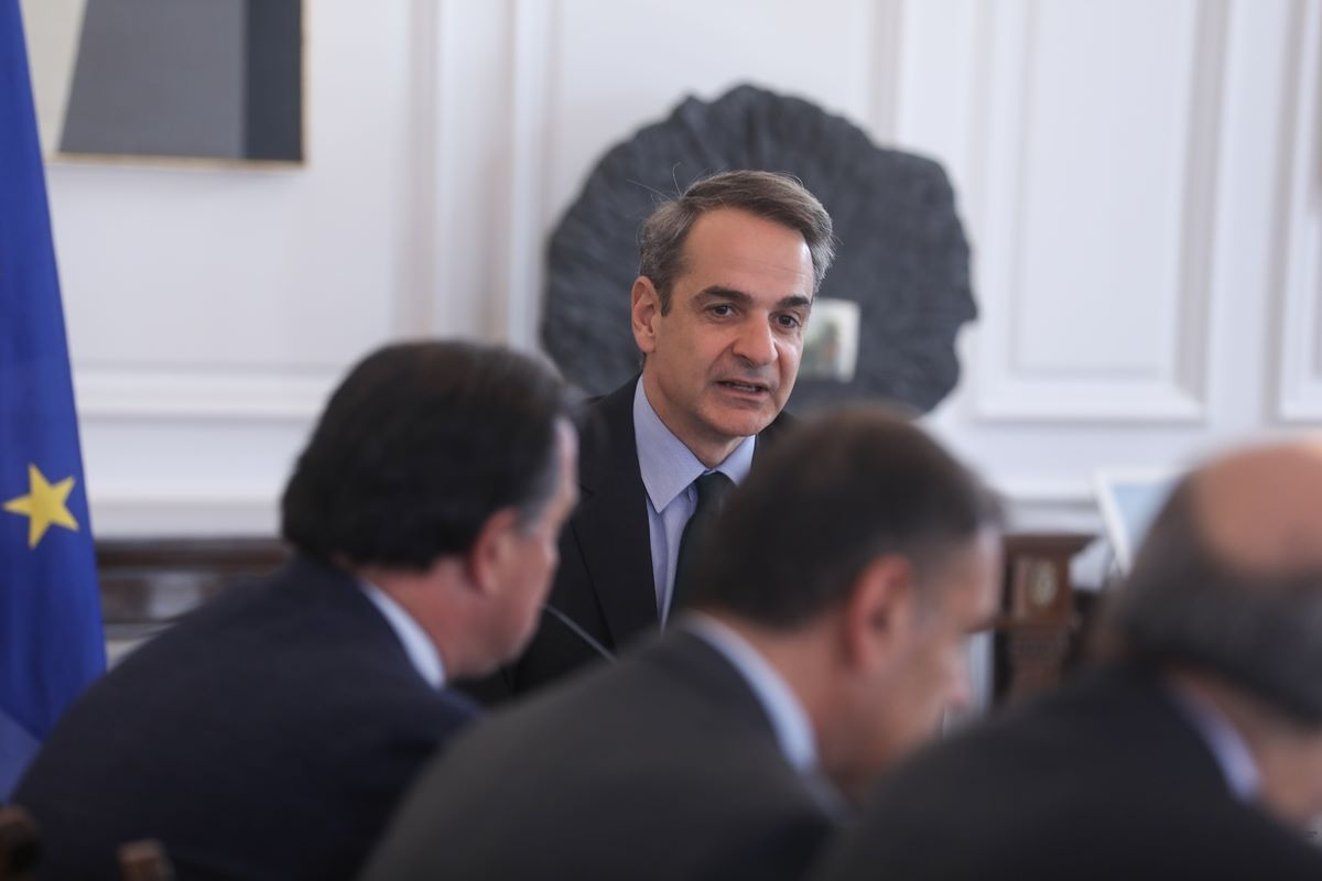 Οι «θεωρίες συνωμοσίας» του Μαξίμου για την απομάκρυνση του αρχηγού της ...