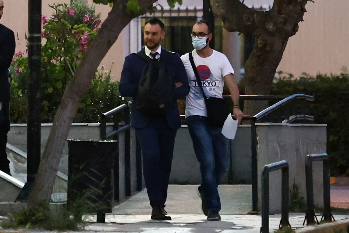 Στη ΓΑΔΑ παραμένει ο Φλώρος μέχρι την απολογία του: Το ξύλο στη Βουλή ...