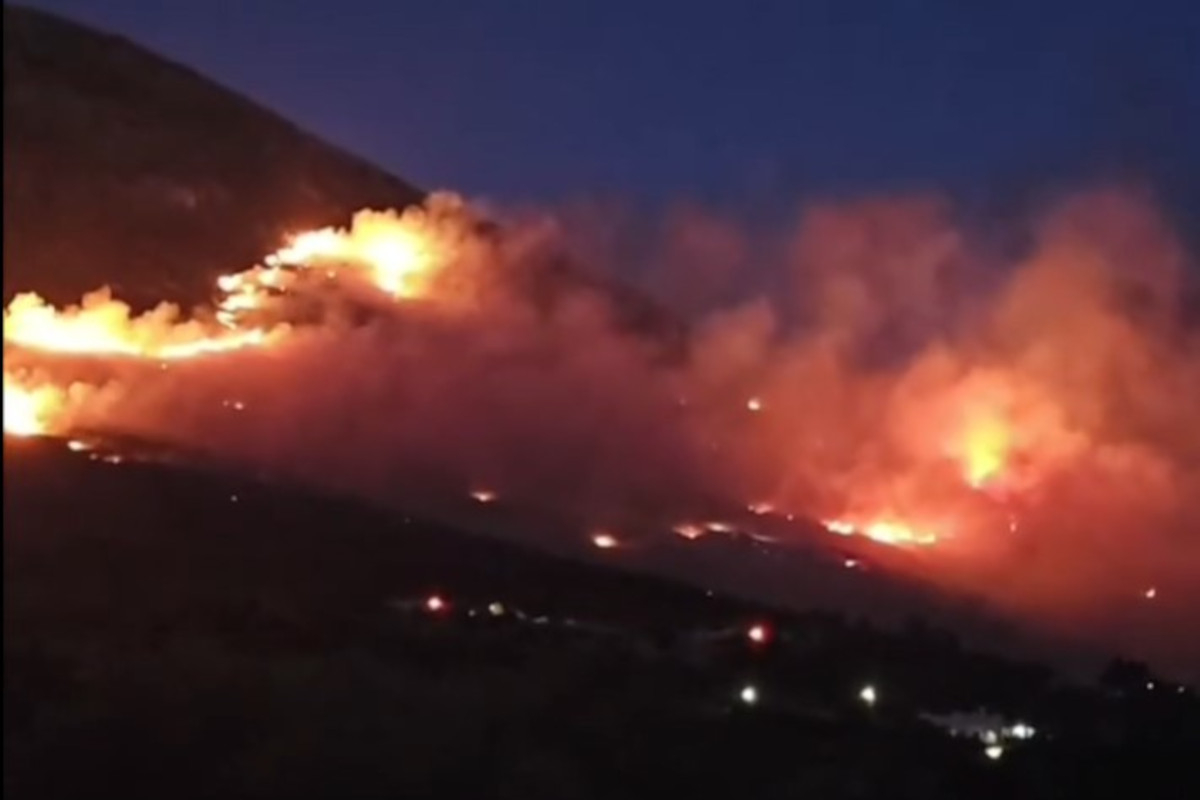 Μαίνεται η φωτιά στην Ανατολική Μάνη - Δύσκολη νύχτα στη Μίνα Οιτύλου ...