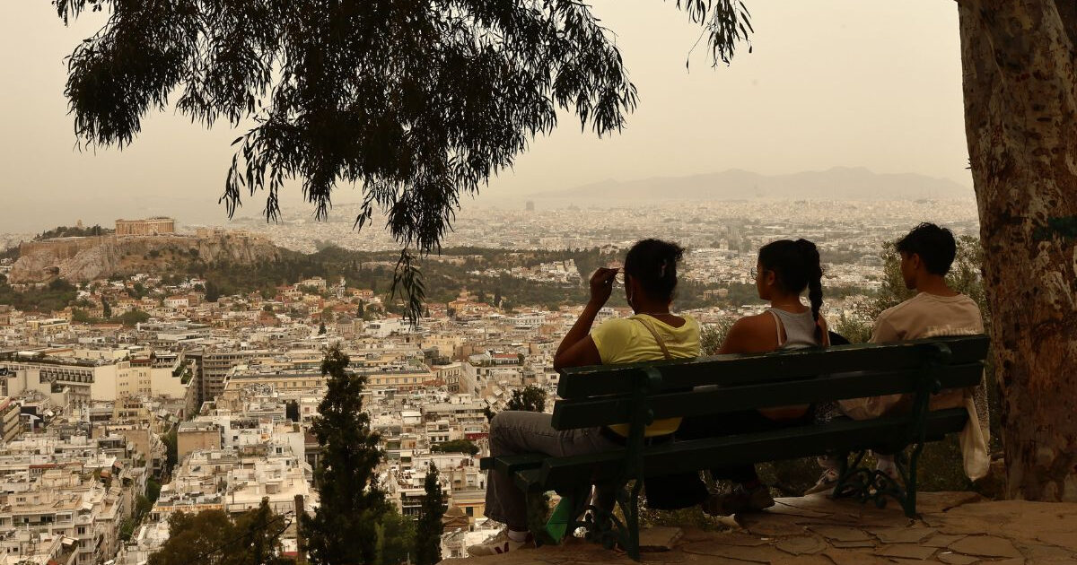 Βάφτηκε κίτρινος ο αττικός ουρανός: Ακόμα λίγες ώρες με σκόνη ...