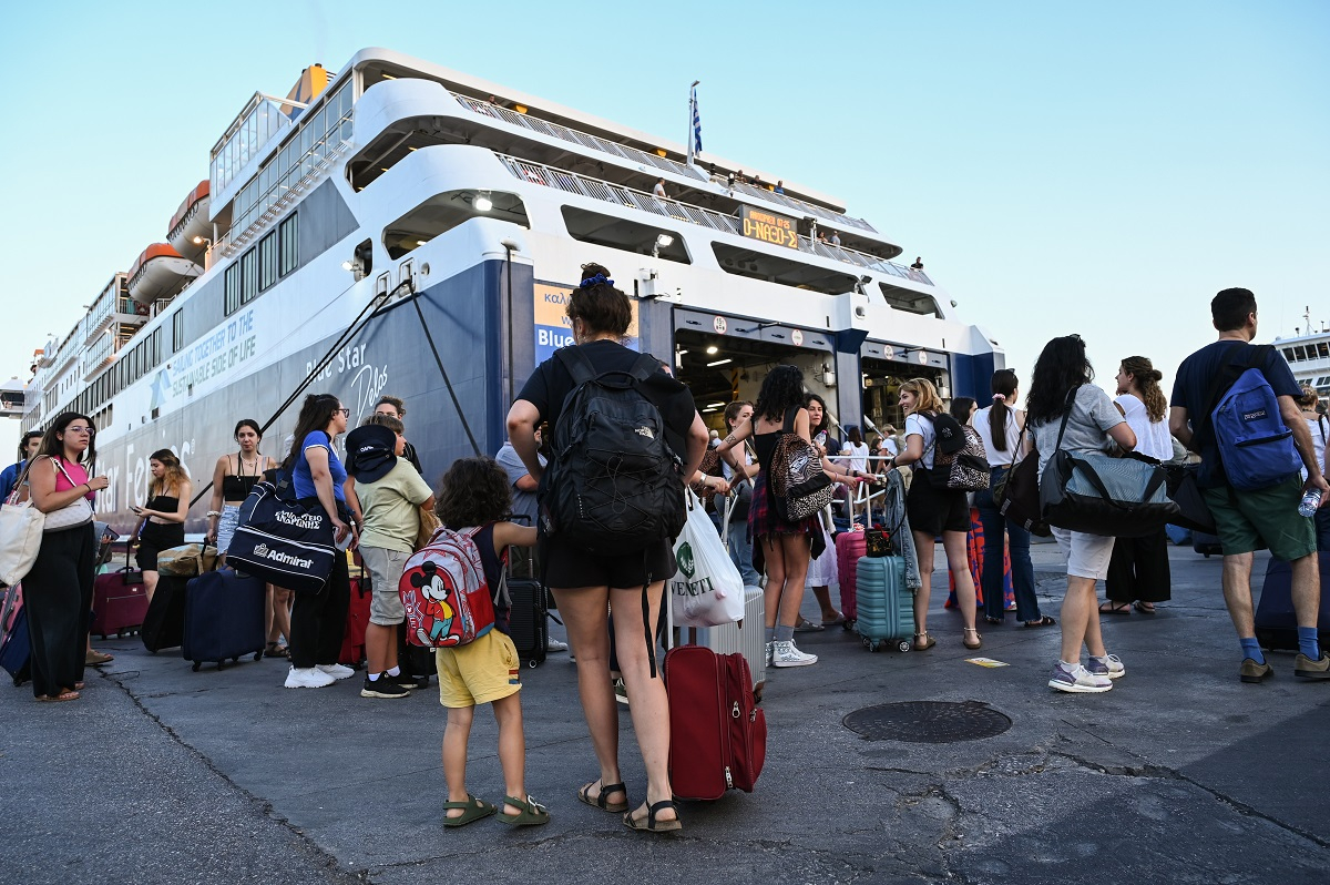 Και στις διακοπές οι Ελληνες απέναντι στην ακρίβεια που δεν κάνει… διακοπές
