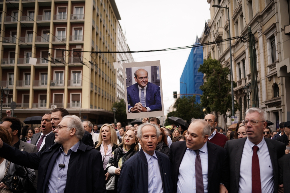 Το «κίνημα της γραβάτας» ξανά στους δρόμους για το φορολογικό νομοσχέδιο