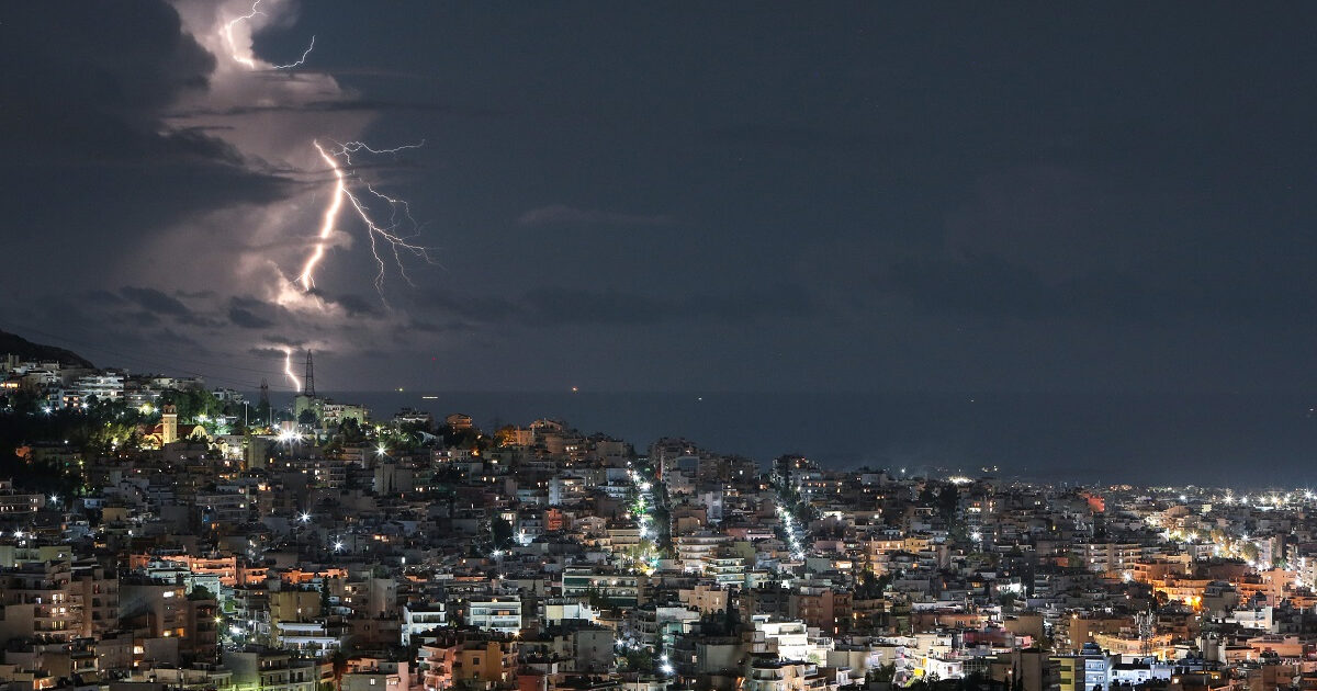 Kαιρός: Σχεδόν 5.000 κεραυνοί έπεσαν από το πρωί της Παρασκευής - Πού ...