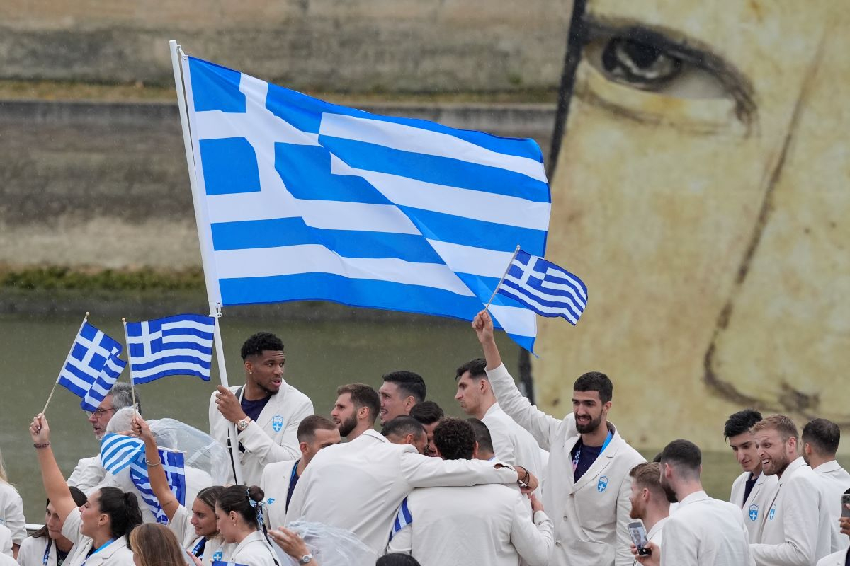 Παρίσι: Η εντυπωσιακή είσοδος της Ελλάδας με σημαιοφόρους τον Γ ...