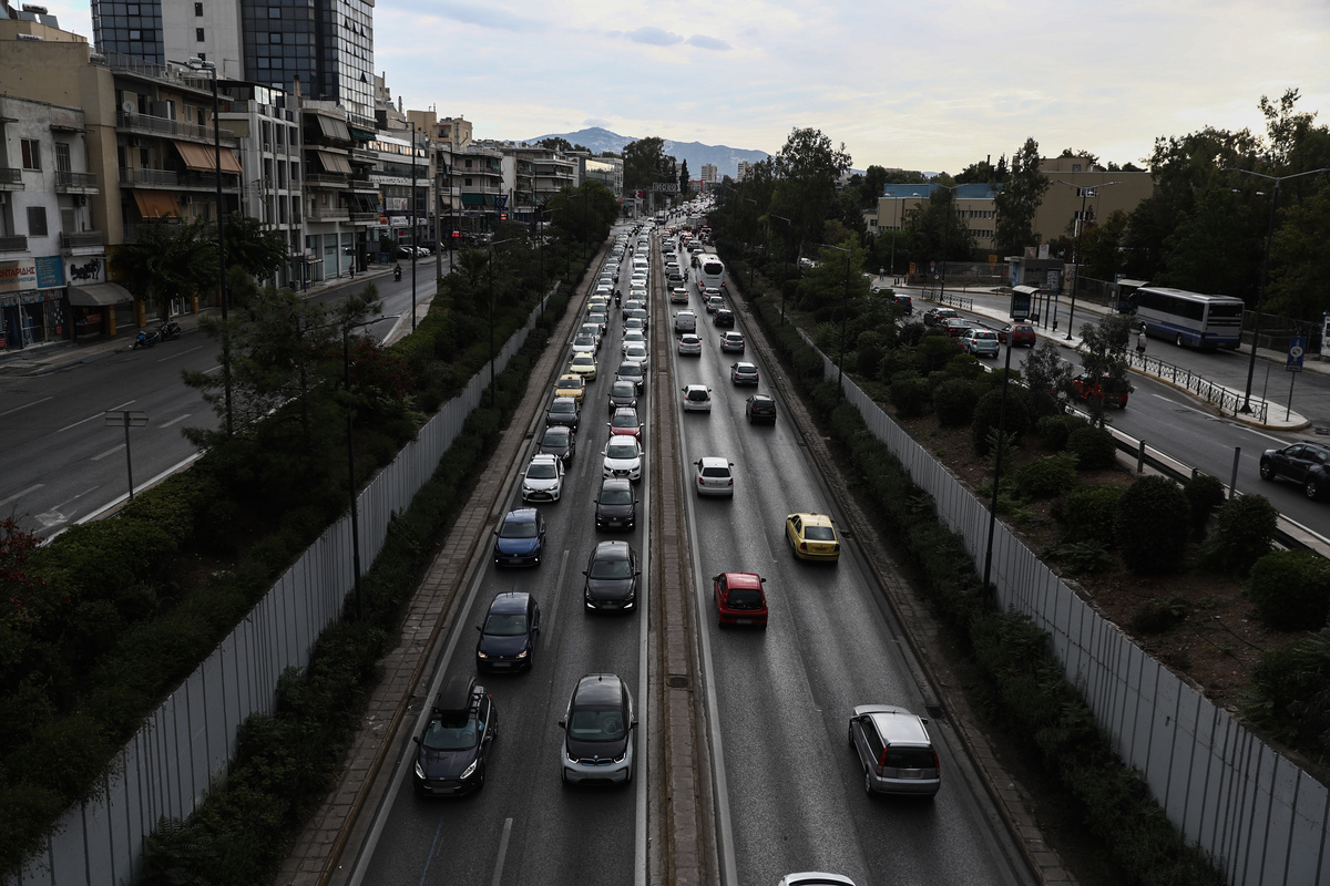 Καραμπόλα τεσσάρων οχημάτων στην Μεσογείων – Τρείς τραυματίες