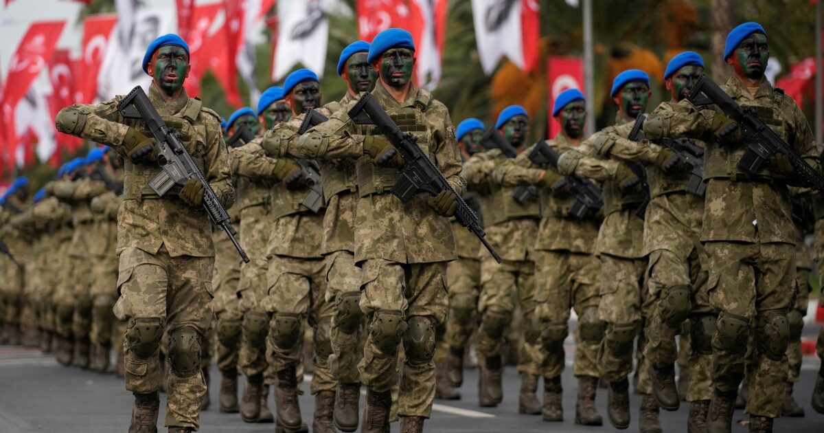 Η Τουρκία δηλώνει έτοιμη να στείλει στρατό στην Ουκρανία ως ειρηνευτική ...