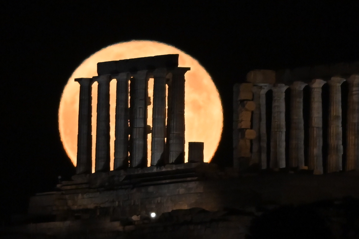 Η μοναδική «Πανσέληνος της Φράουλας» στο Σούνιο - Εντυπωσιακές εικόνες