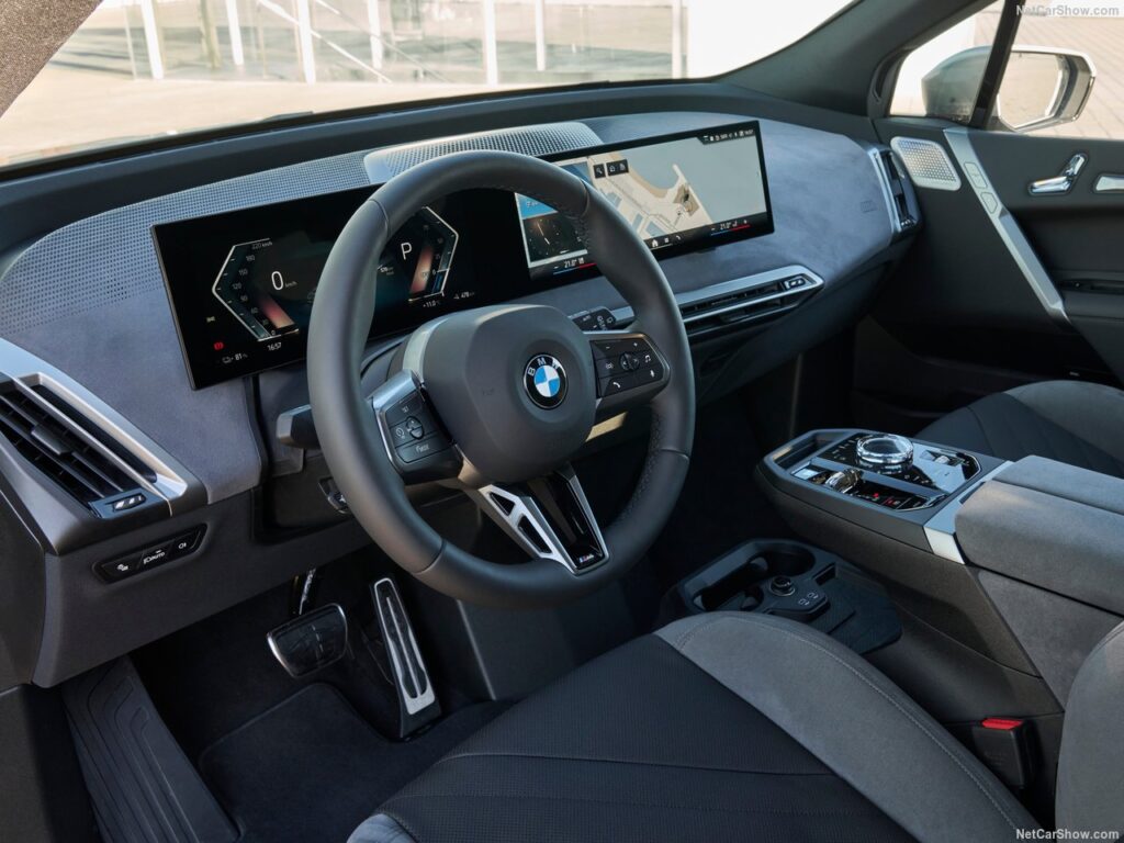 Στην Ελλάδα η ανανεωμένη BMW iX με αποδόσεις μεταξύ 408 και 659 ίππων