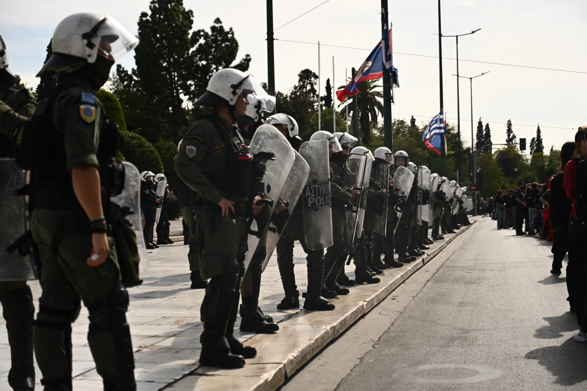 ΜΑΤ μπροστά από το μνημείο του Αγνώστου Στρατιώτη - Δεν επέτρεψαν στους ...