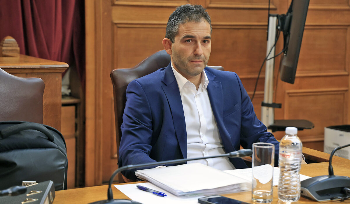 Γαλάζιο βέρτιγκο στην Εξεταστική – Δεν ήξεραν ποιος είχε τη «γραμμή ...