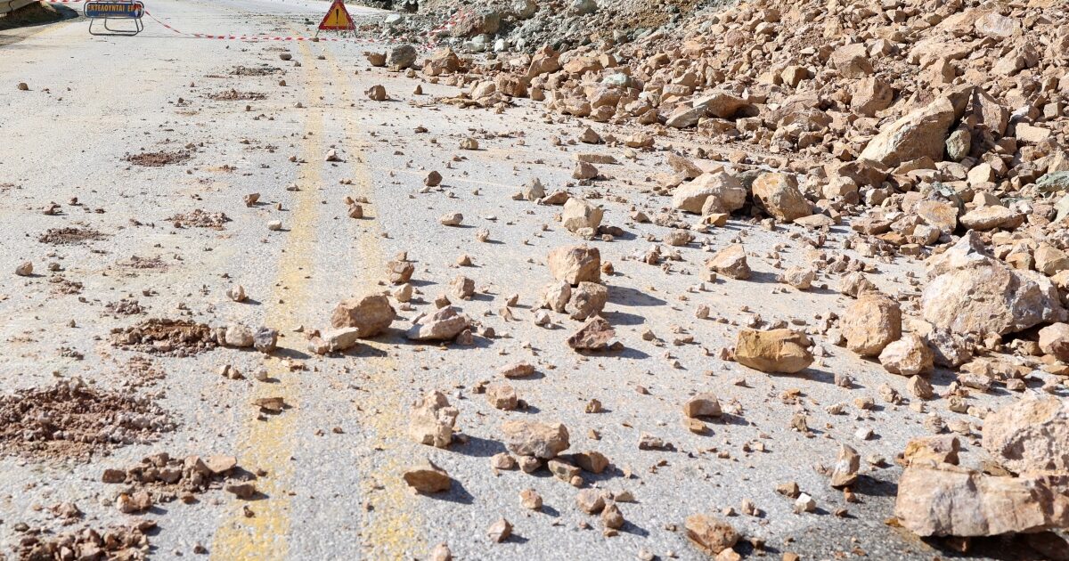 Πτώσεις βράχων στην λεωφόρο Αθηνών – Σουνίου