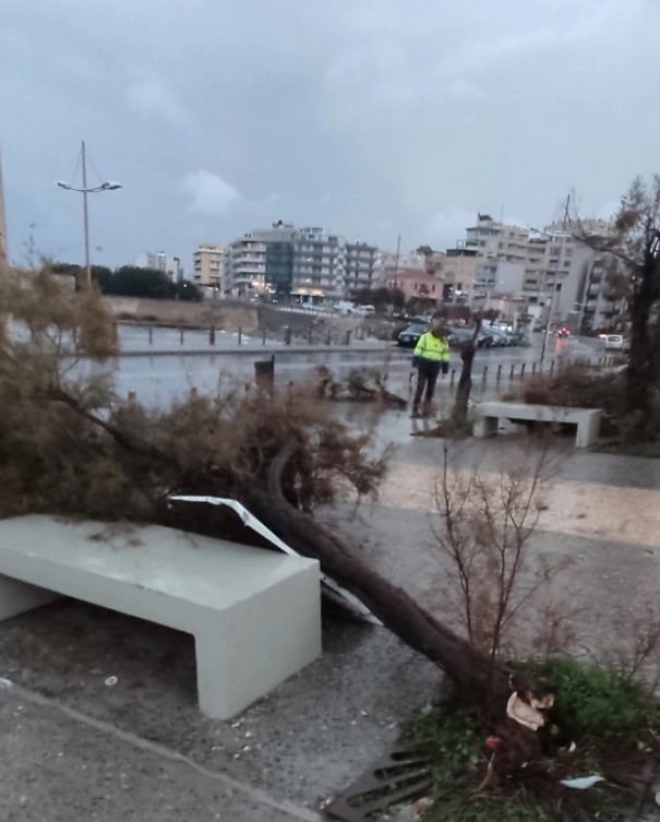 Υδροστρόβιλος σάρωσε το Ηράκλειο - Εκτεταμένες ζημιές (Δείτε εικόνες)