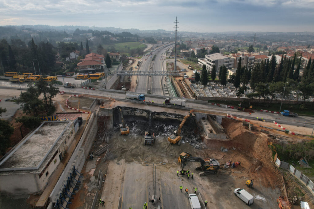 Εντυπωσιακές εικόνες και βίντεο από την κατεδάφιση της γέφυρας ...