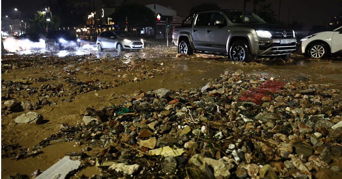 Βομβαρδισμένο τοπίο η Άνω Γλυφάδα: Λάσπη, καταστροφή και απόγνωση μετά ...