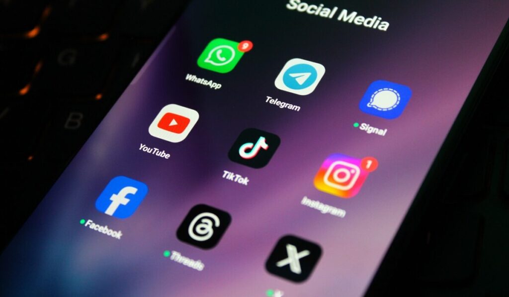 Τέλος η ανωνυμία στα social media - Νόμος για την ταυτοποίηση χρηστών ...
