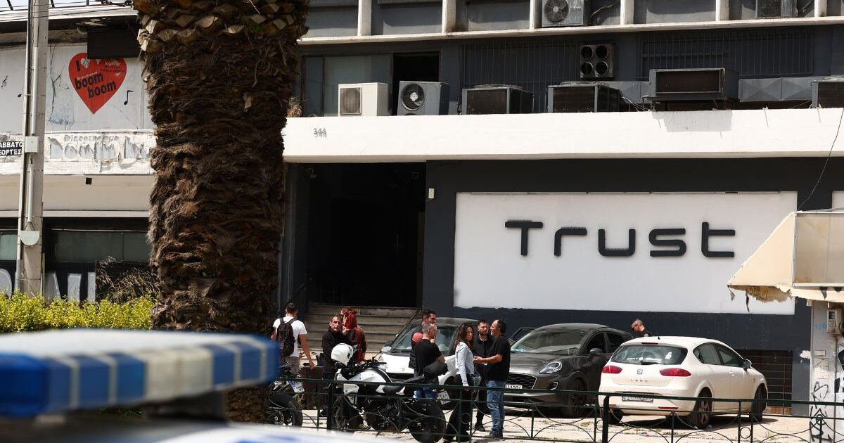 Καλλιθέα: Πυροβόλησε γυναίκα με ούζι έξω από γνωστό μπαρ - Η στιγμή της ...